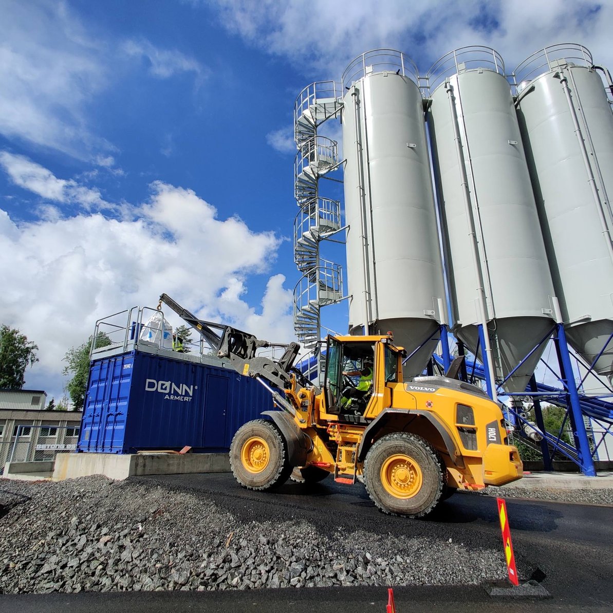 Modular Arcamix concrete plant with a VERTEC aggregate bin filling system