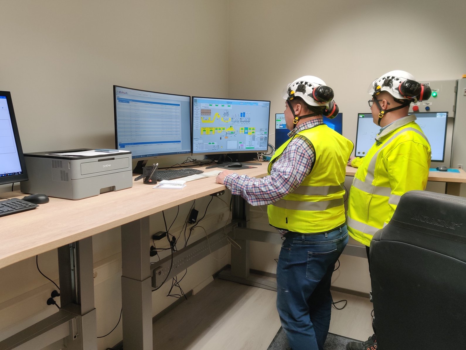 How to measure aggregate moisture in a concrete mixing plant?
