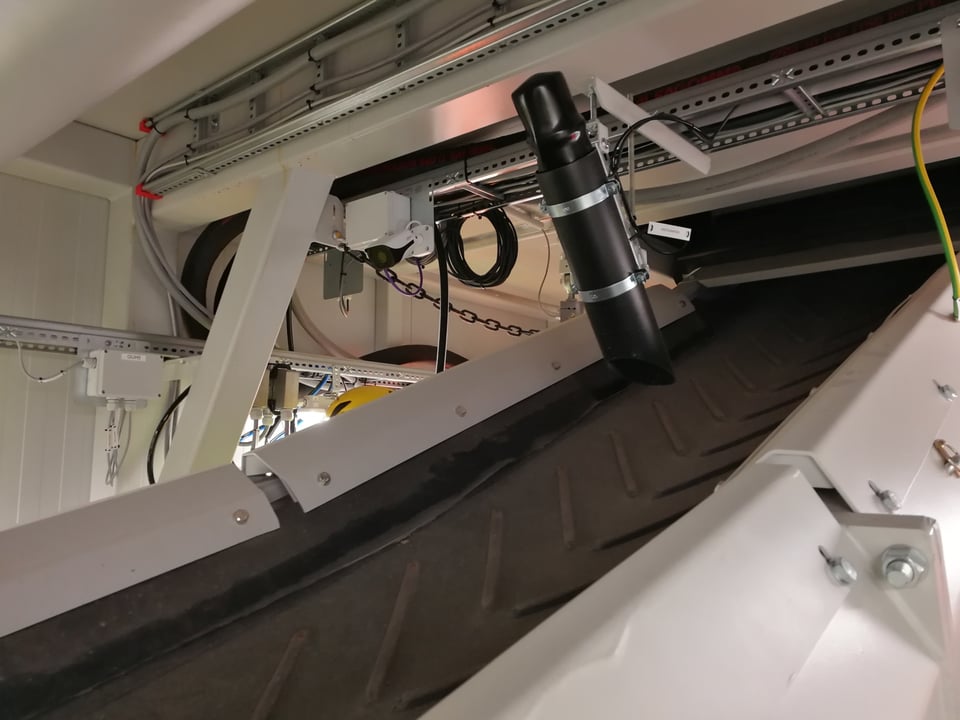 How to measure aggregate moisture in a concrete mixing plant?